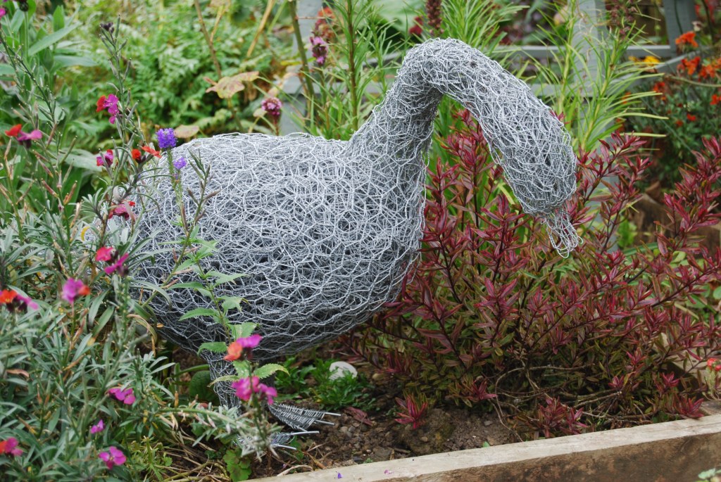 Chicken Wire Sculptures | thecraftycreek